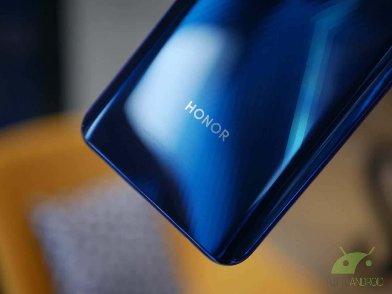 HONOR Code, il primo smartphone con scocca in vetro elettrocromico